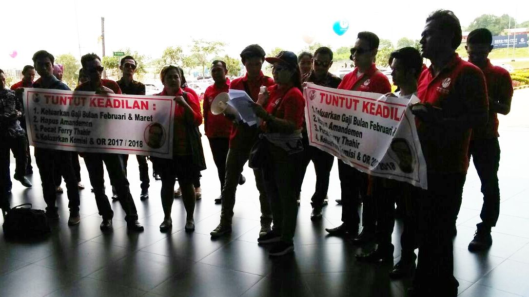 Gaji Tidak Dibayar, Puluhan Karyawan Meikarta Demo Manajemen ...